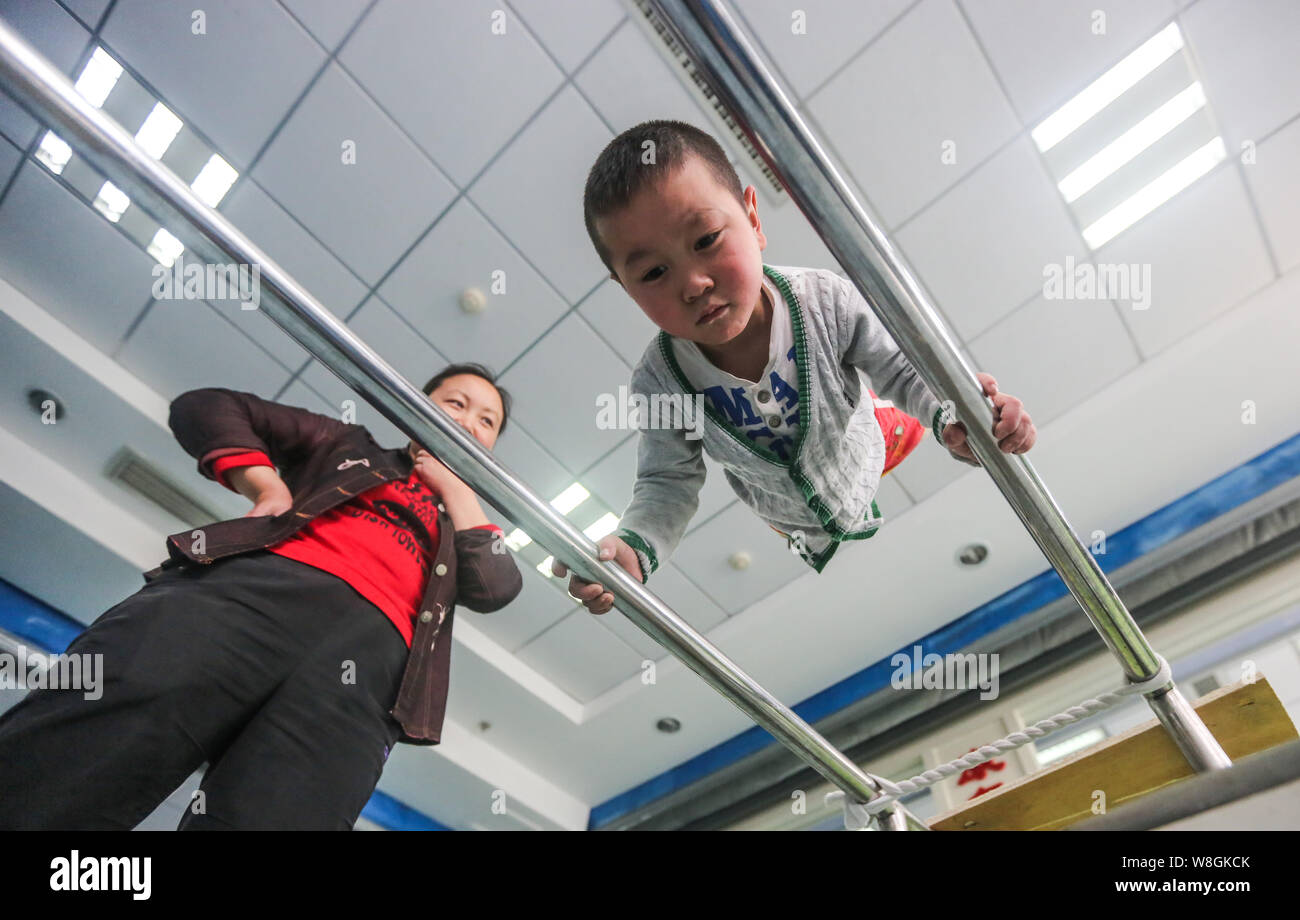 The four-year-old legless boy Xiao Feng stands upside down at the ...