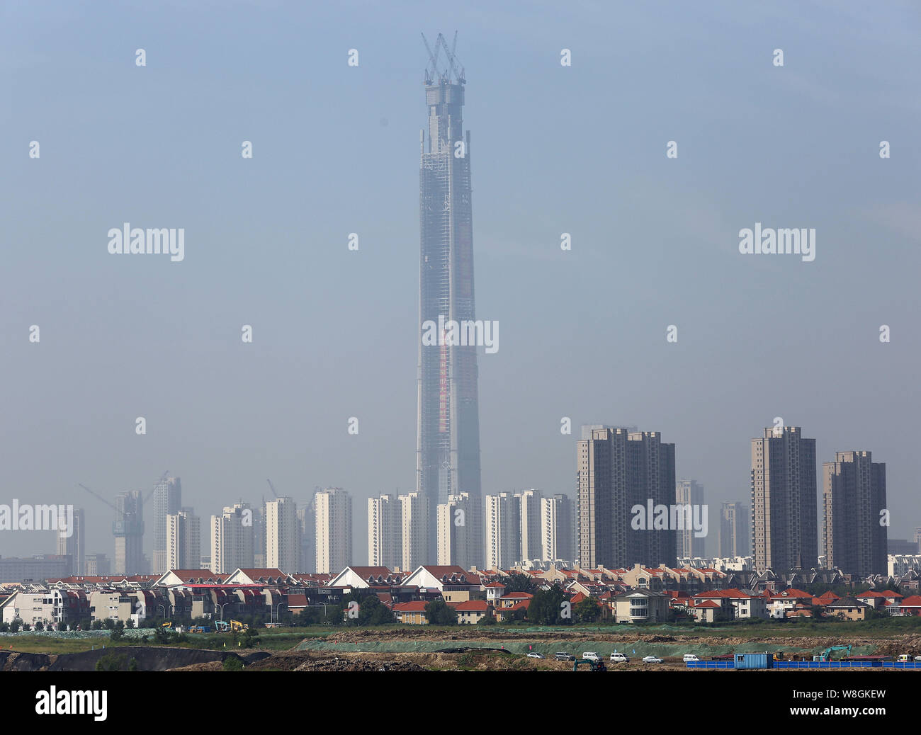 China 117 tower hi-res stock photography and images - Alamy