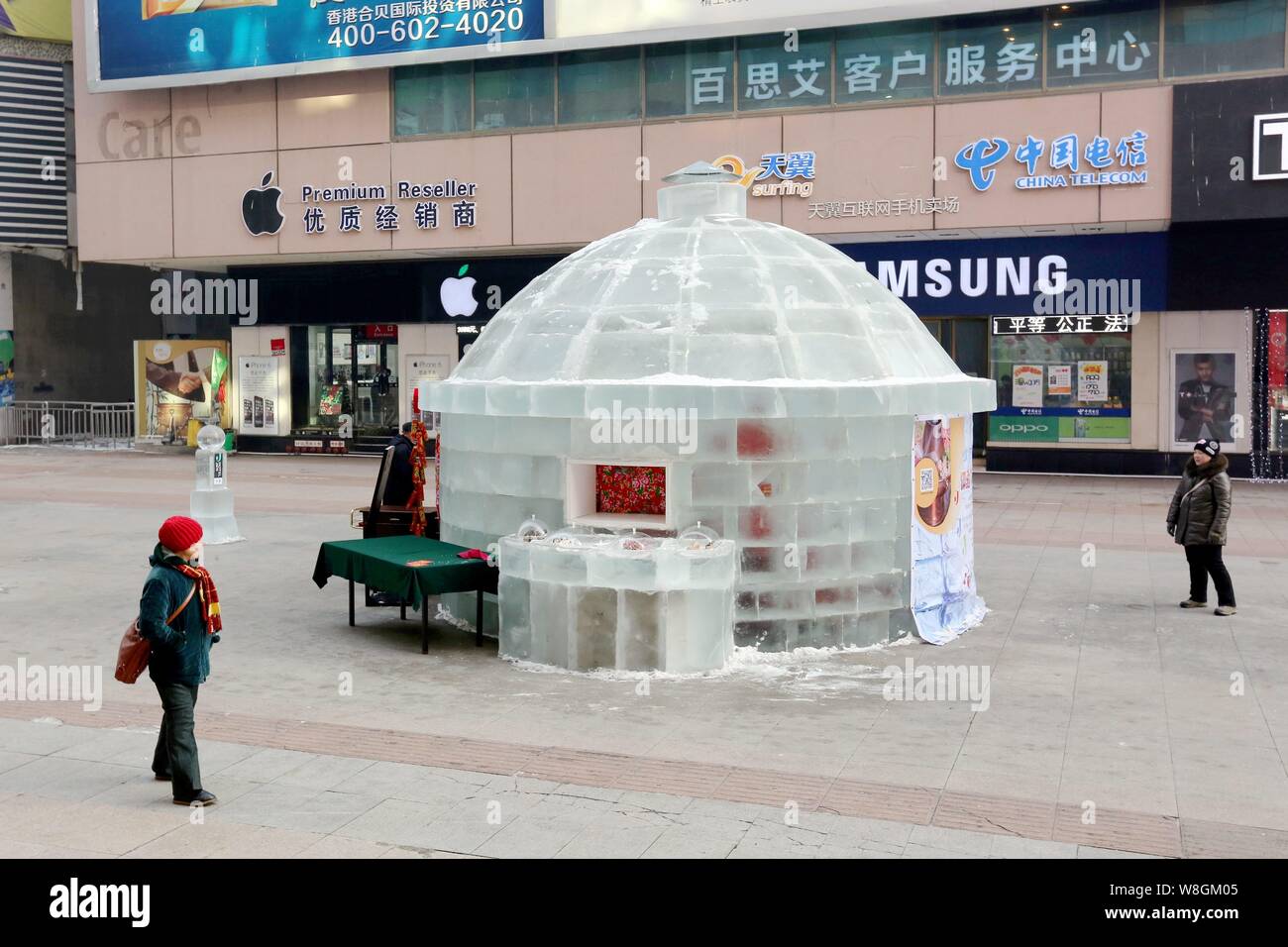 Ice cube look hi-res stock photography and images - Alamy
