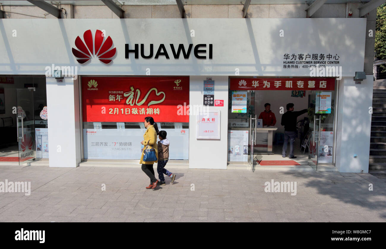 Customer service center hi-res stock photography and images - Alamy