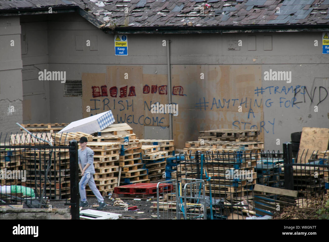 Bogside bonfire hi-res stock photography and images - Alamy