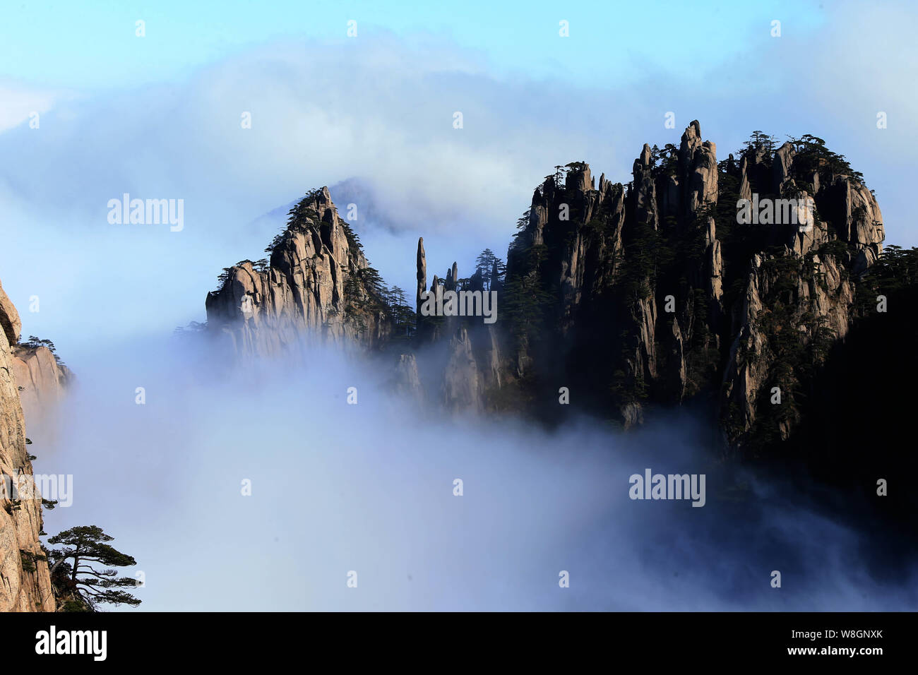 Huangshan mountain china sea of clouds hi-res stock photography and ...