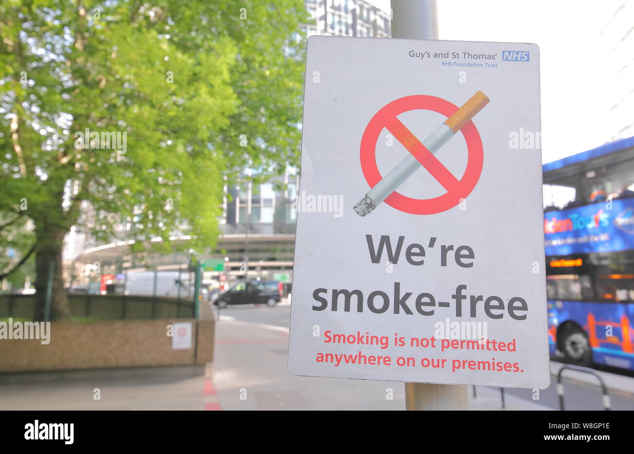 No smoking sign hospital uk hi-res stock photography and images - Alamy
