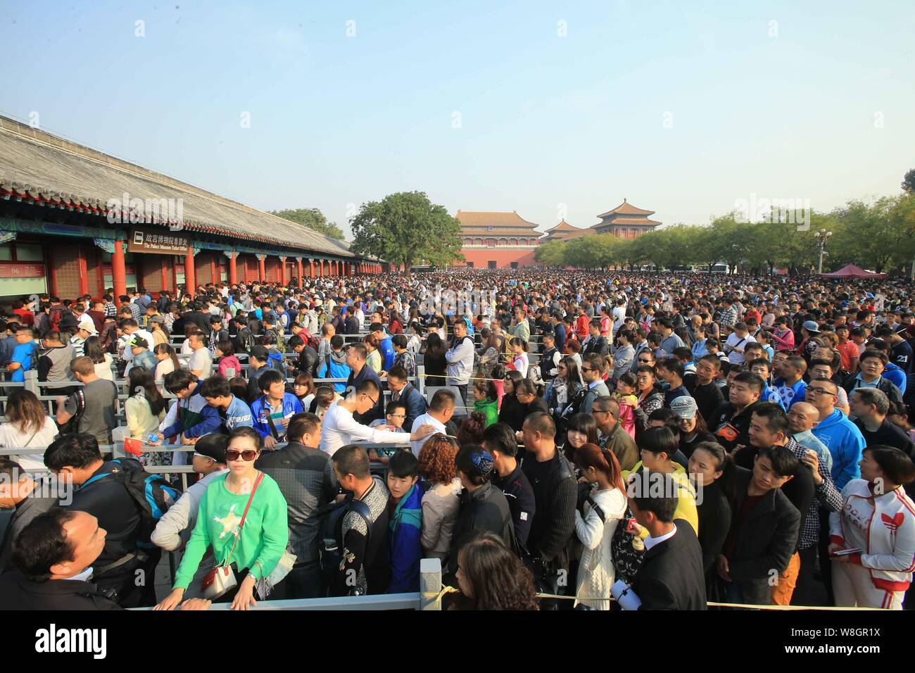 Crowds of tourists queue up to buy tickets to visit the Palace Museum ...