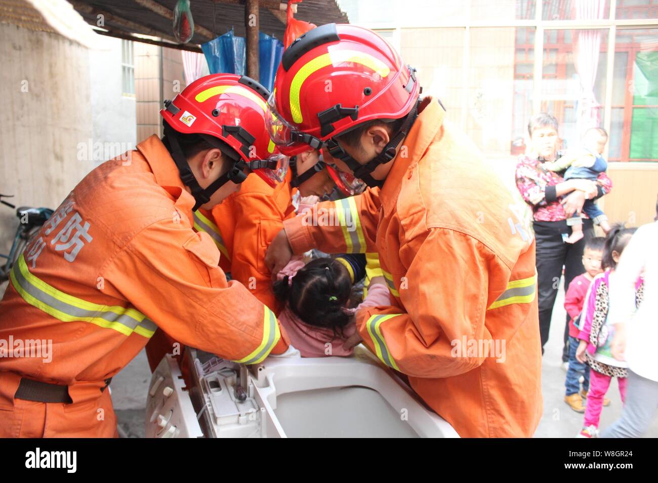 Girl in a washing machine hi-res stock photography and images - Alamy