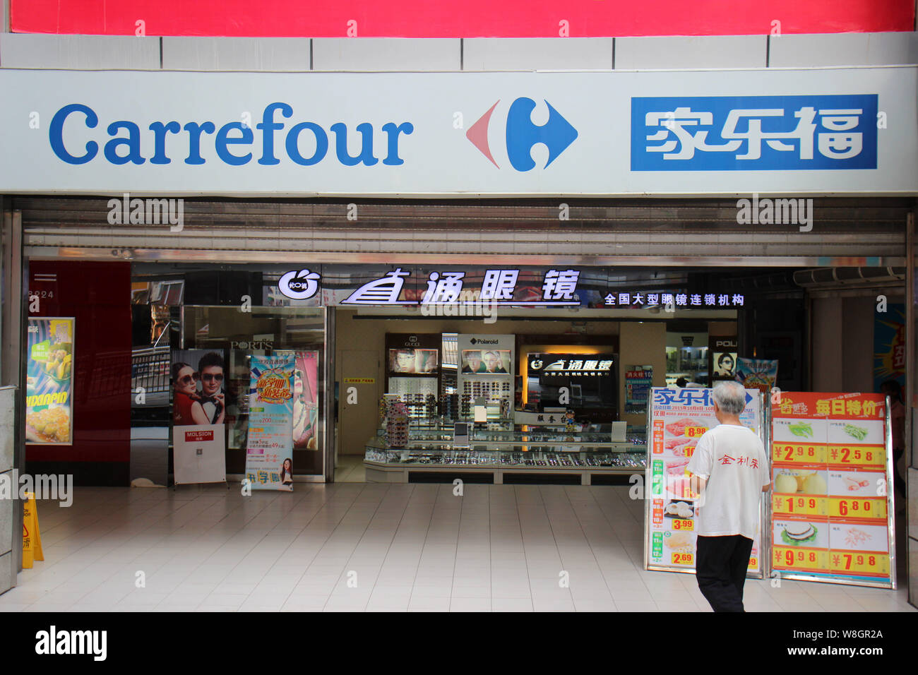 --FILE--A Chinese customer goes shopping at a Carrefour supermarket in ...