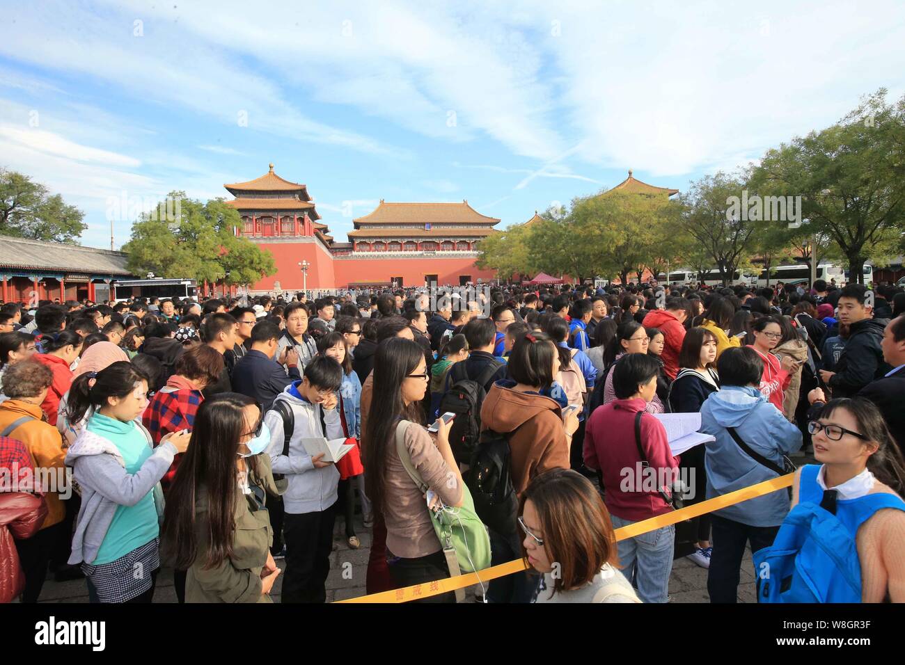 Tourists queue up to see the ancient Chinese painting "Along The River ...