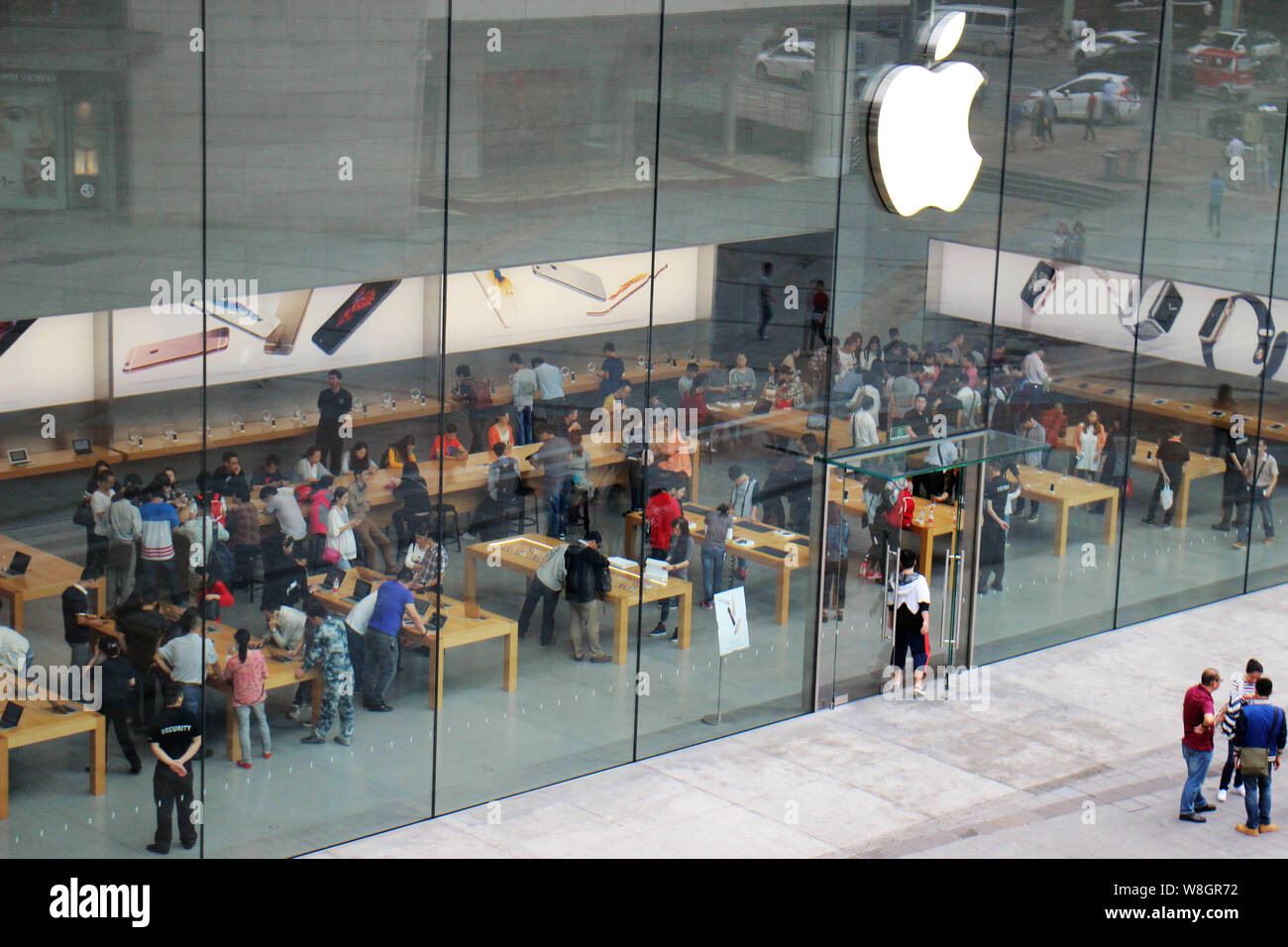 Apple products hi-res stock photography and images - Alamy