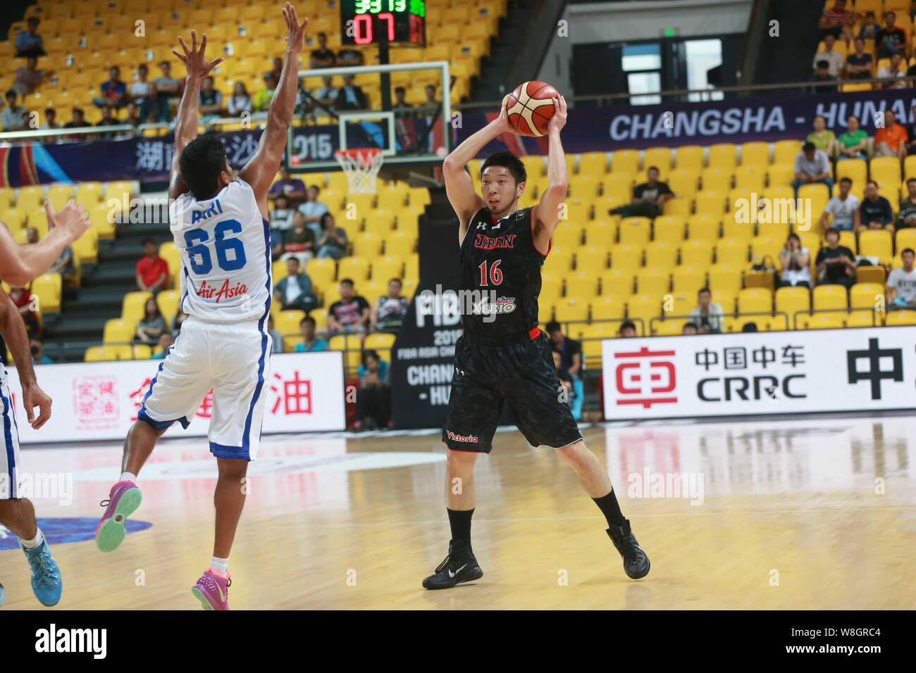 Akilan Pari of India, left, challenges Keijuro Matsui of Japan in a ...