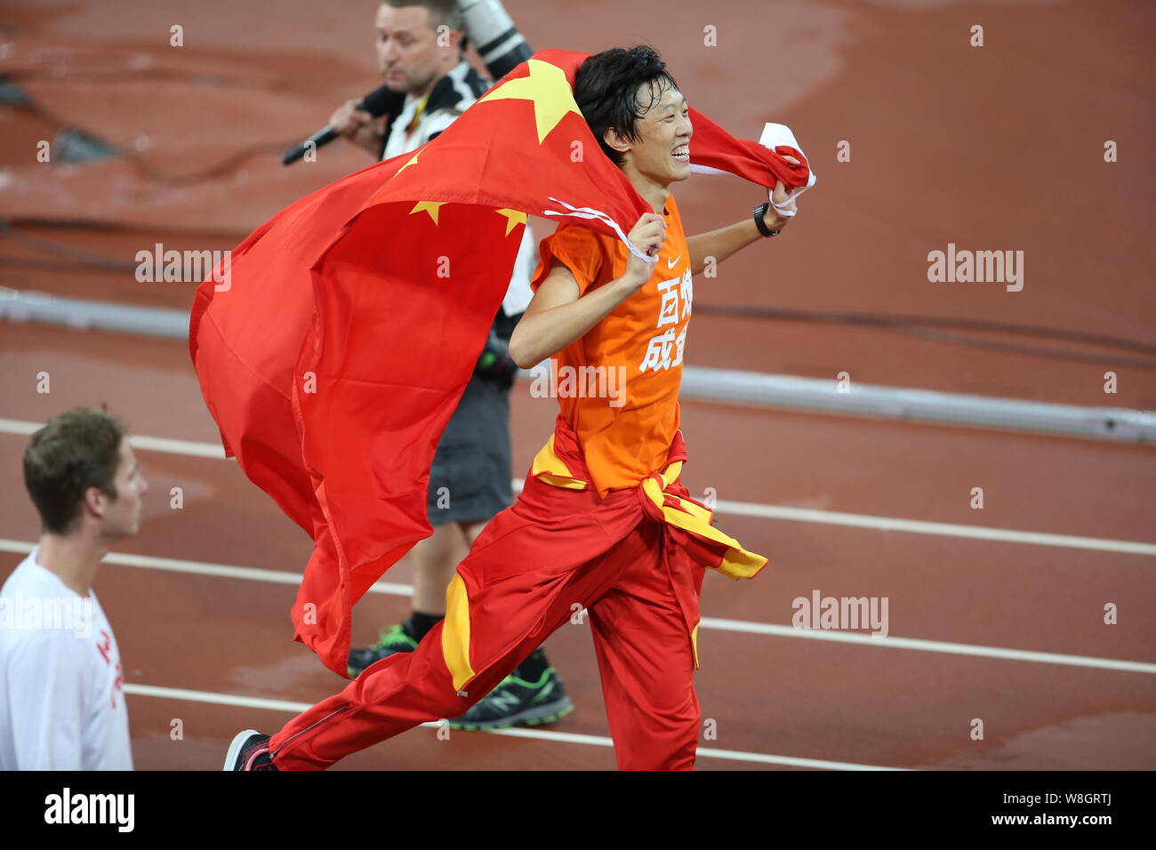 China's Zhang Guowei celebrates after winning the silver medal of the ...