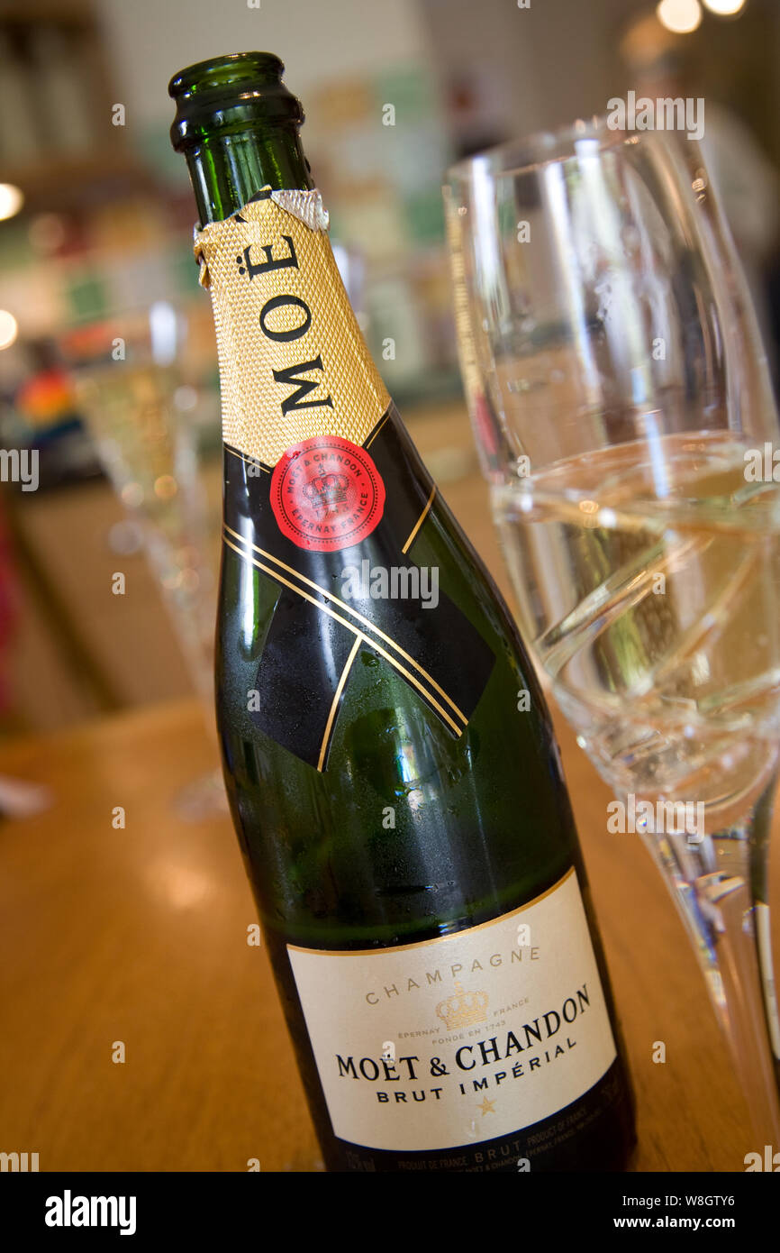 Moet & Chandon Champagne Bottle Stock Photo - Alamy