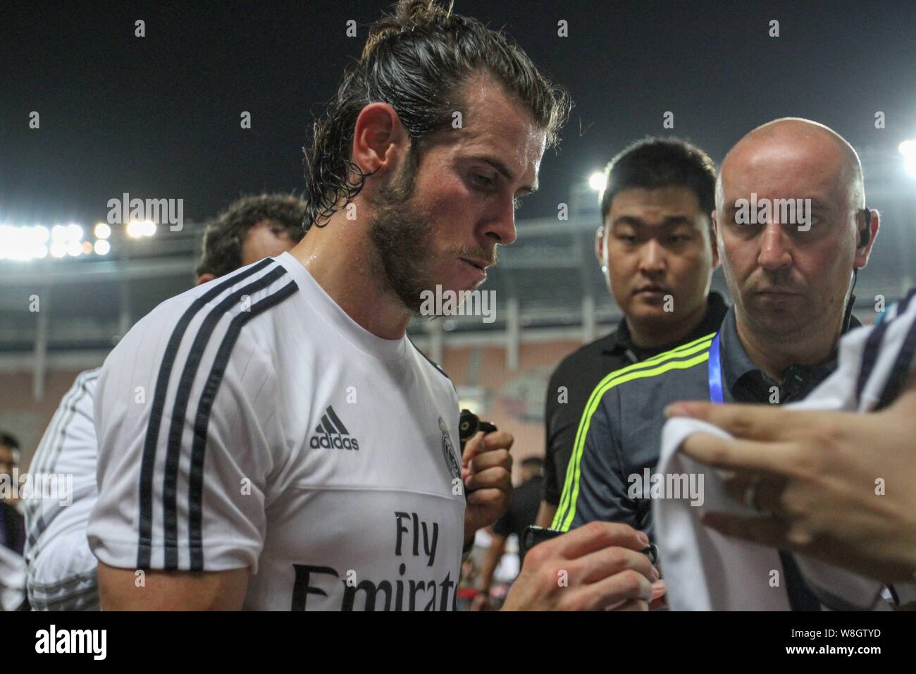 Gareth bale signs for real madrid hi-res stock photography and images ...