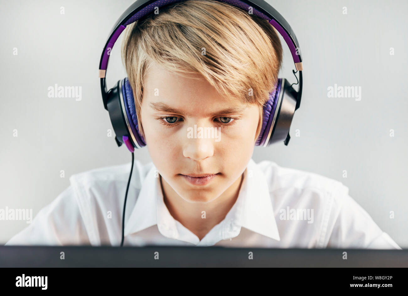 Kid focused hi-res stock photography and images - Alamy