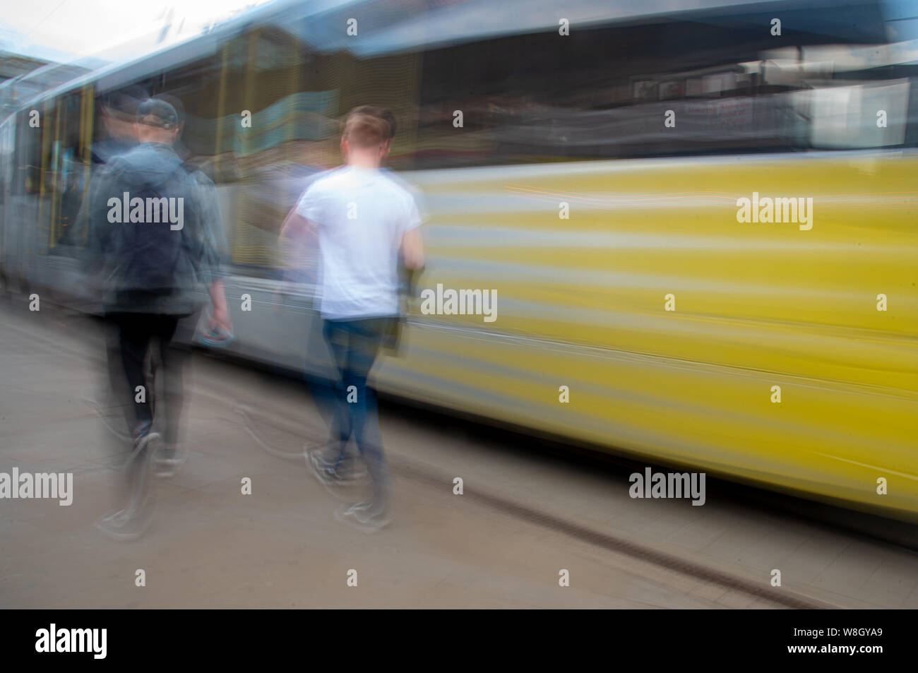 Moving people streets hi-res stock photography and images - Alamy