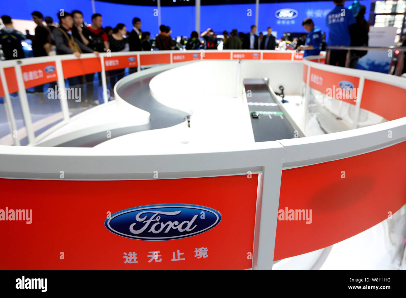 --FILE--People visit the stand of Ford during the 16th Shanghai ...