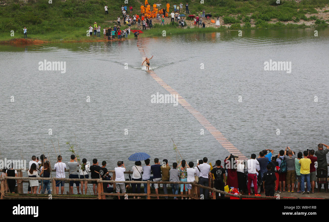 Shaolin monk hi-res stock photography and images - Alamy