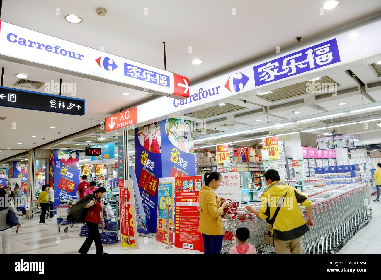 Carrefour supermarket china hi-res stock photography and images - Alamy
