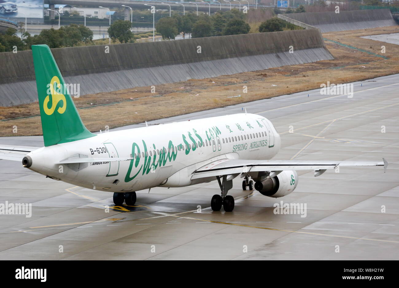 Spring airlines a320 hi-res stock photography and images - Alamy