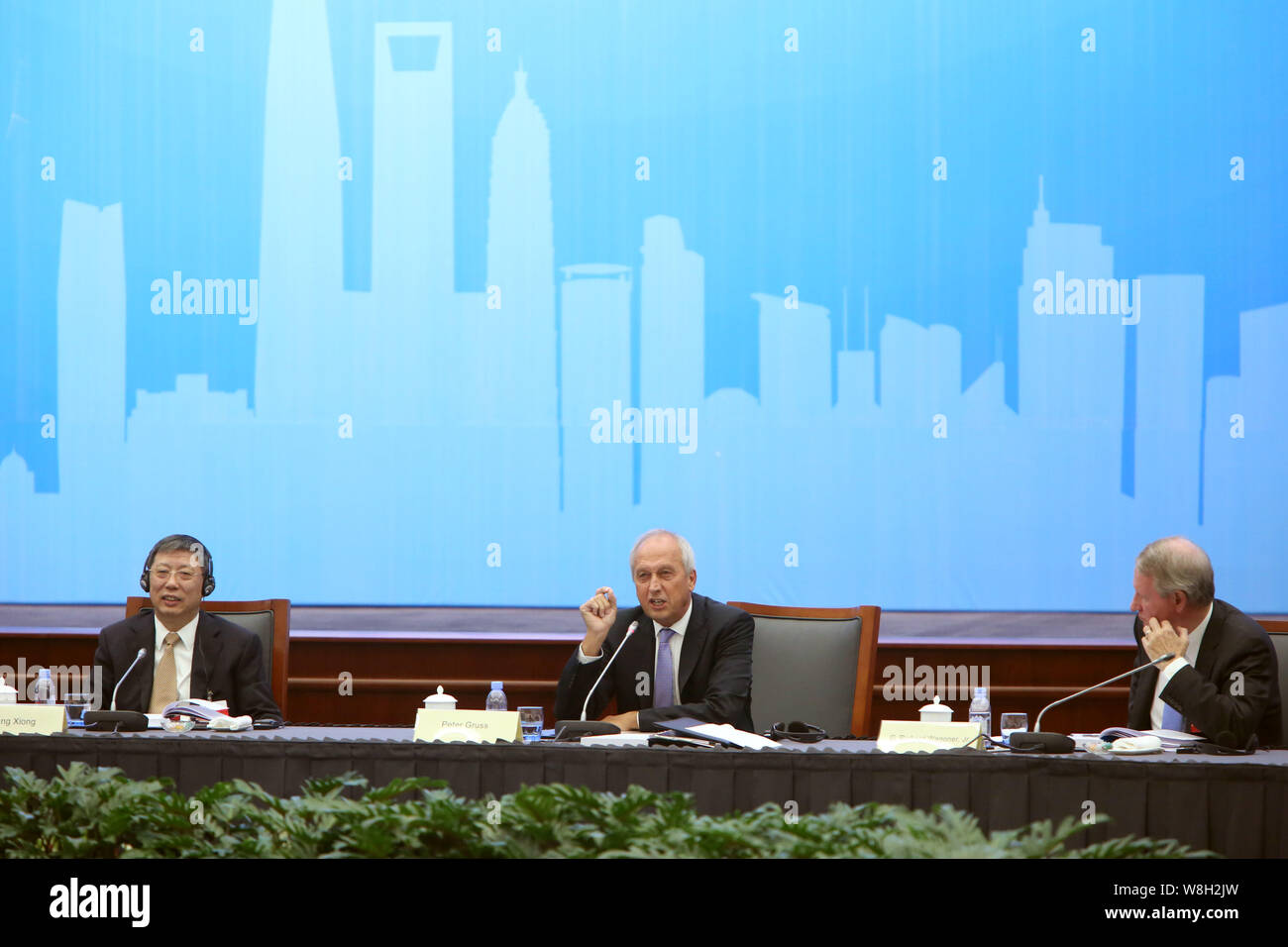 Peter Gruss, center, former president of the Max-Planck-Gesellschaft ...