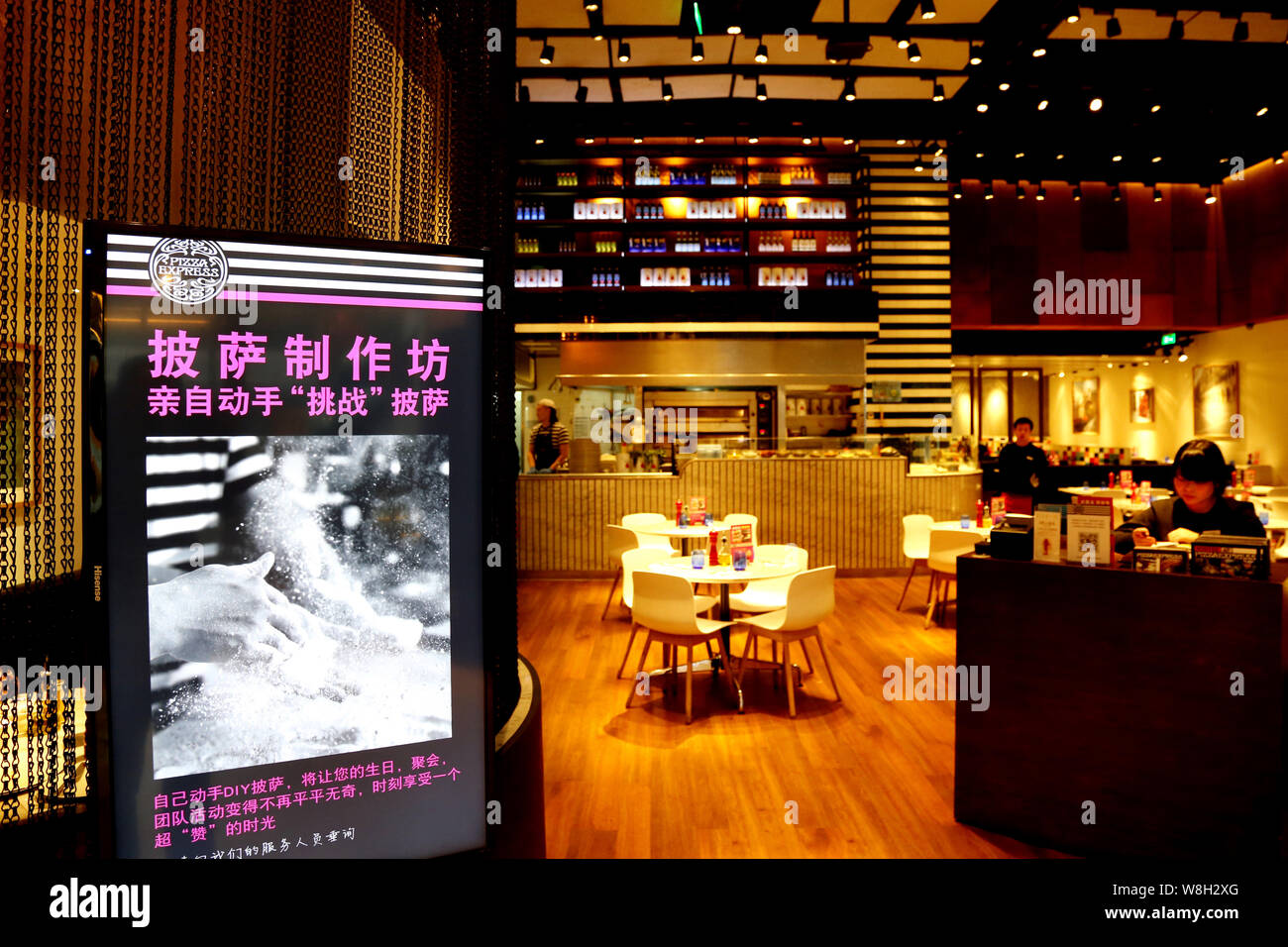 Chinese restaurant employees hi-res stock photography and images - Alamy
