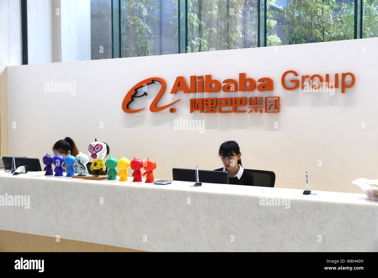 --FILE--Chinese employees work at the front desk in the Guangzhou ...