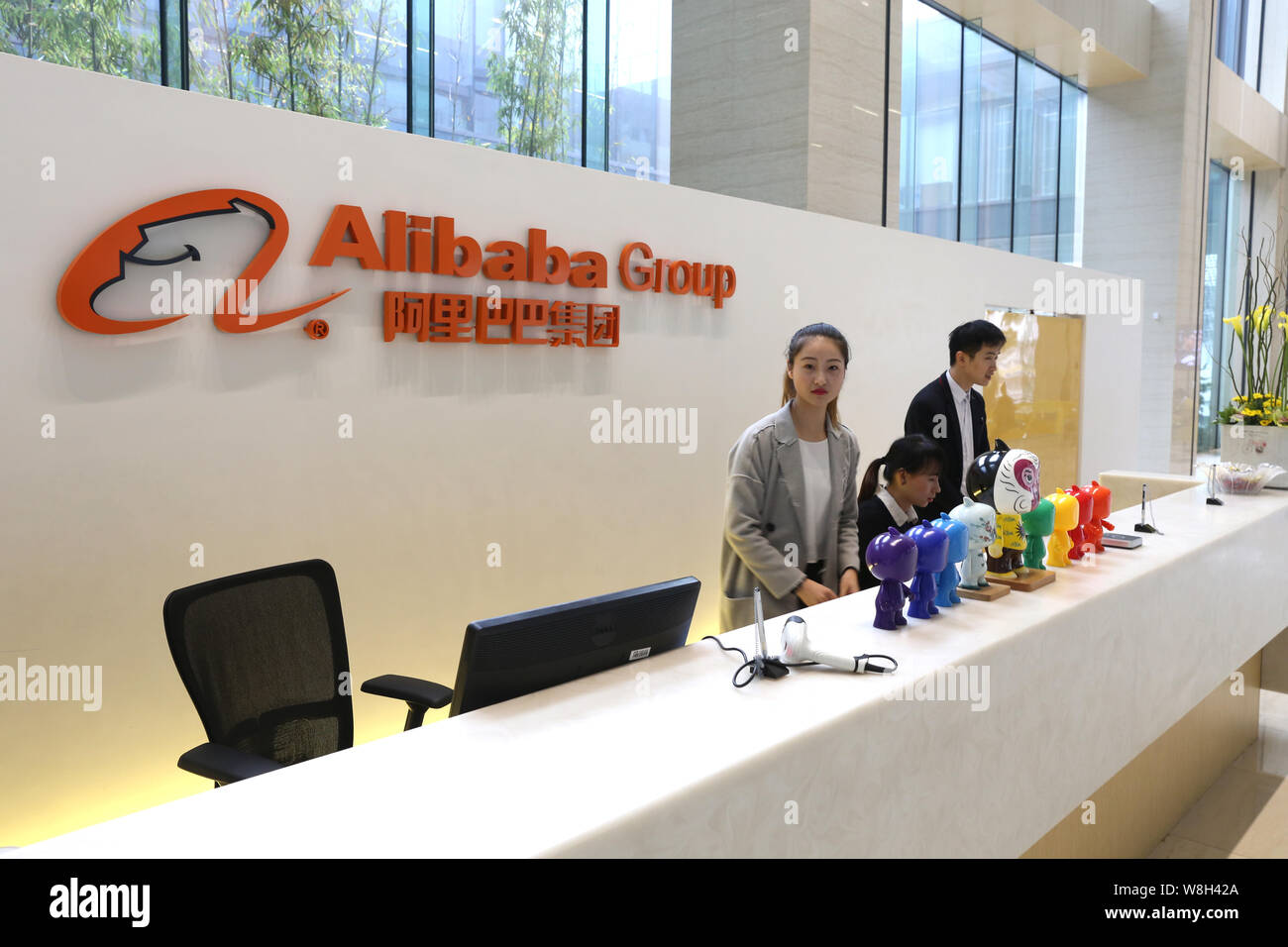 --FILE--Chinese employees work at the front desk at the Guangzhou ...
