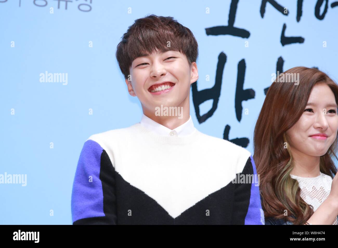 South Korean Actress Kim So Eun Right And Kim Min Seok Xiumin Of 6374