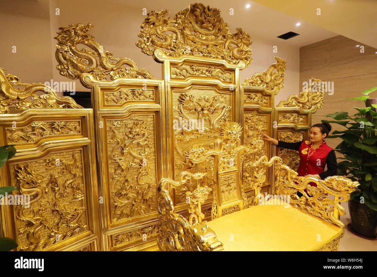 Chinese emperor chair hi-res stock photography and images - Alamy