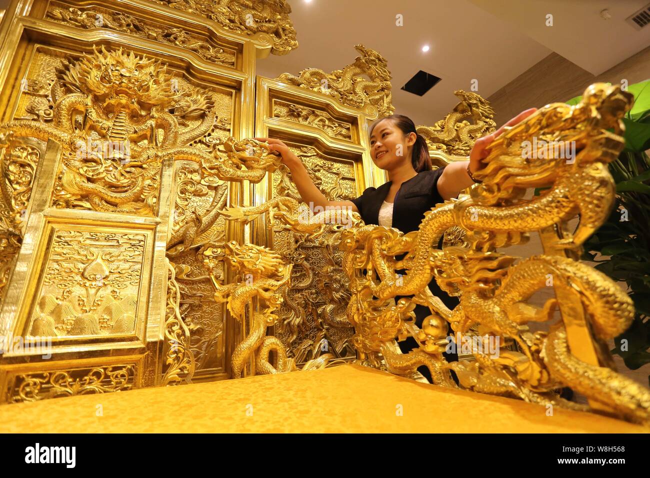Chinese emperor chair hi-res stock photography and images - Alamy