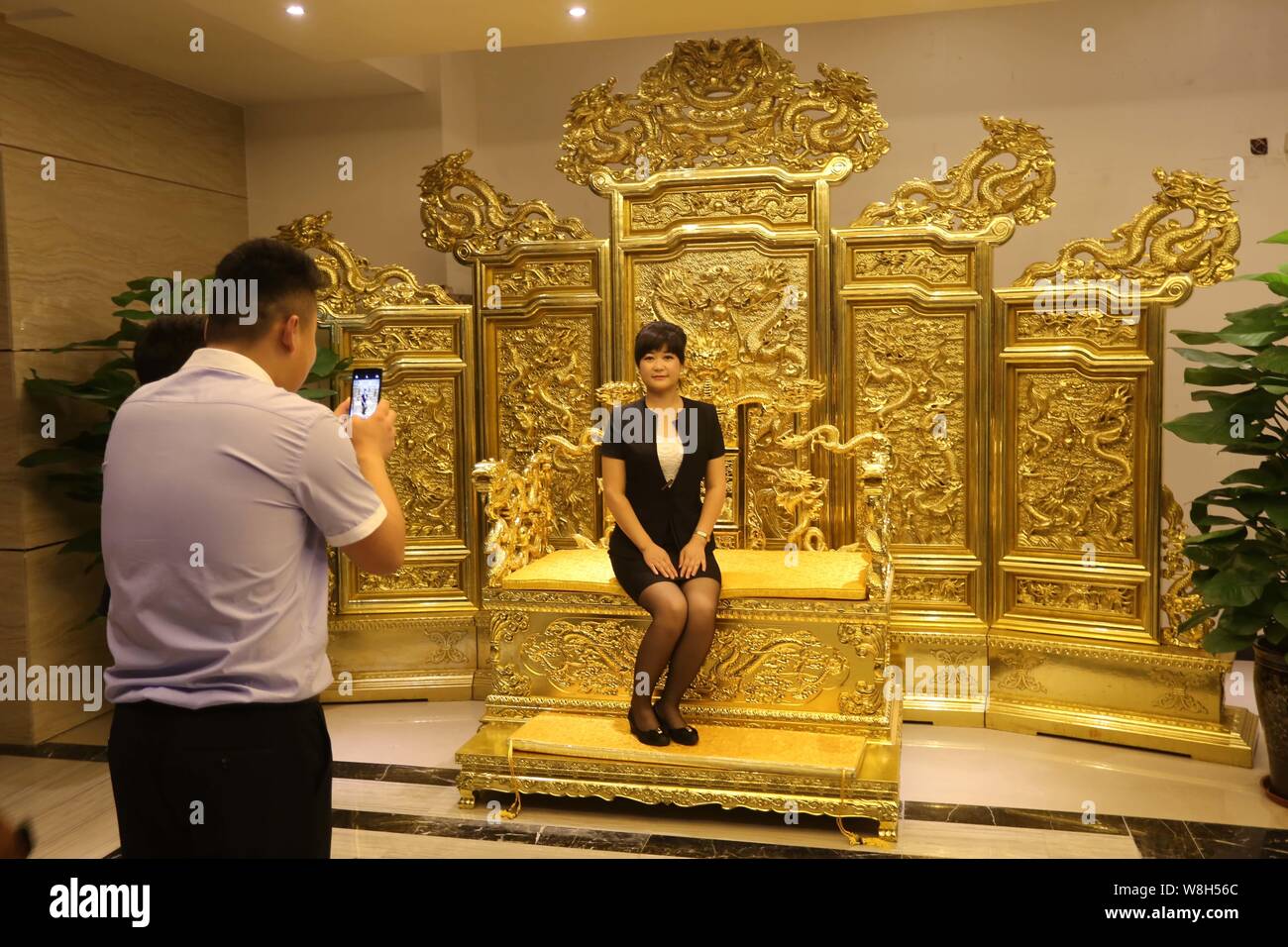 Chinese emperor chair hi-res stock photography and images - Alamy
