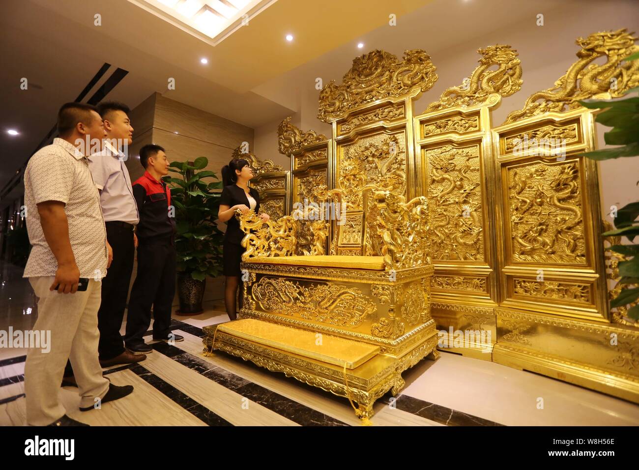 Chinese emperor chair hi-res stock photography and images - Alamy