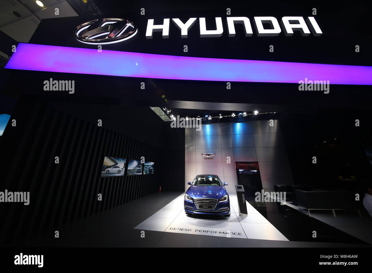 Genesis car hi-res stock photography and images - Alamy