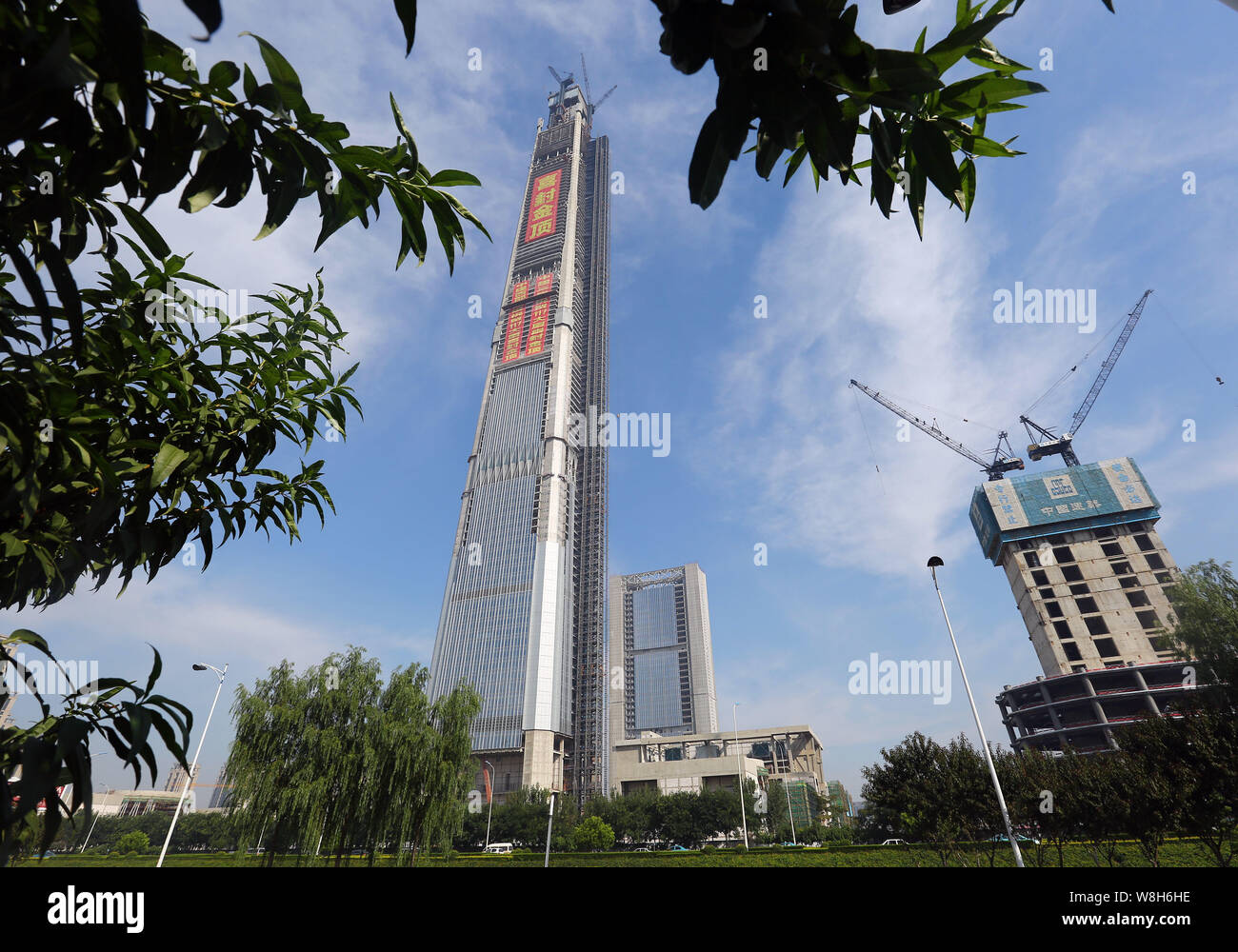 China 117 tower hi-res stock photography and images - Alamy