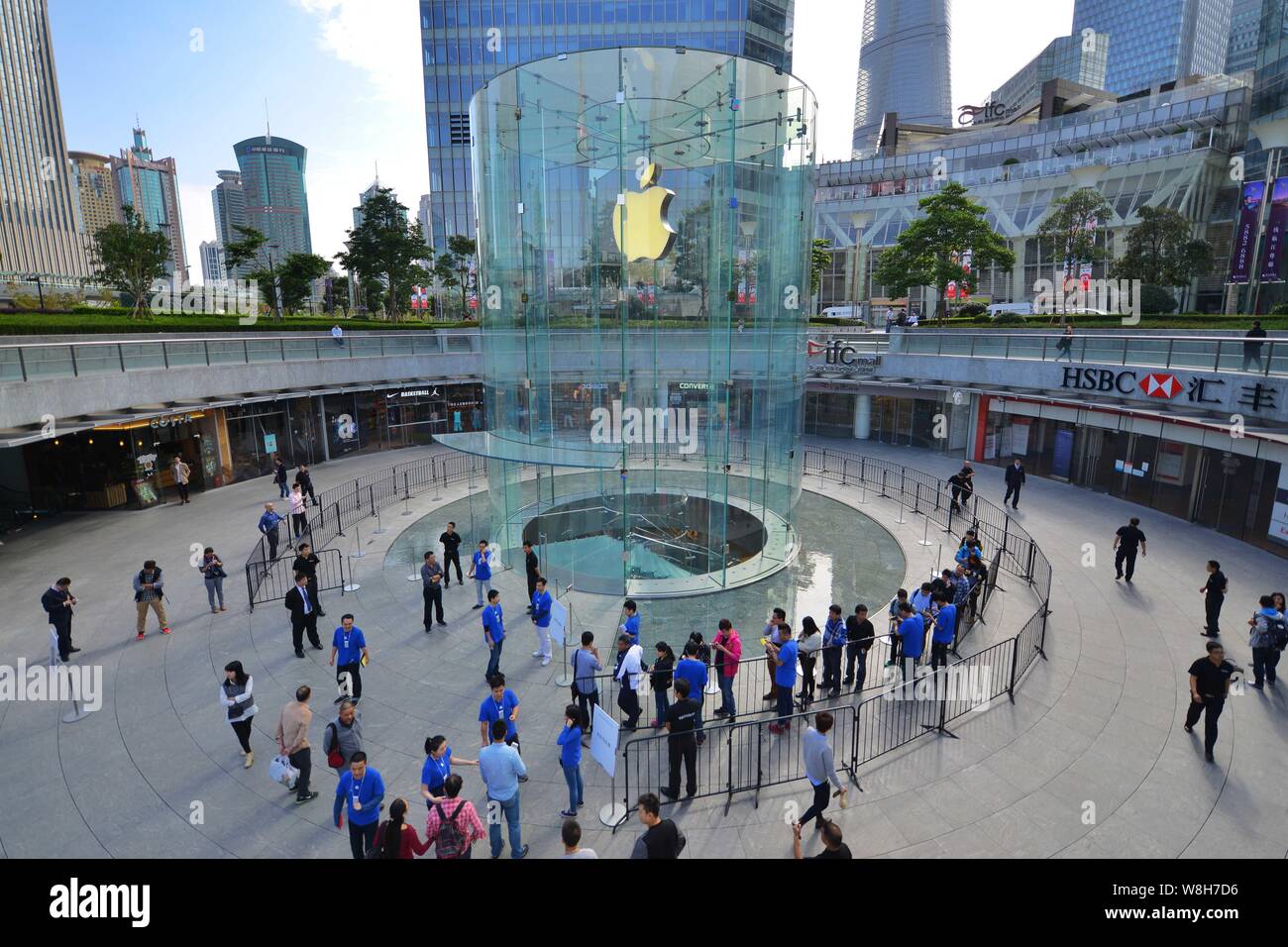 --FILE--Chinese customers wait outside the Apple Store to buy iPhone 6 ...