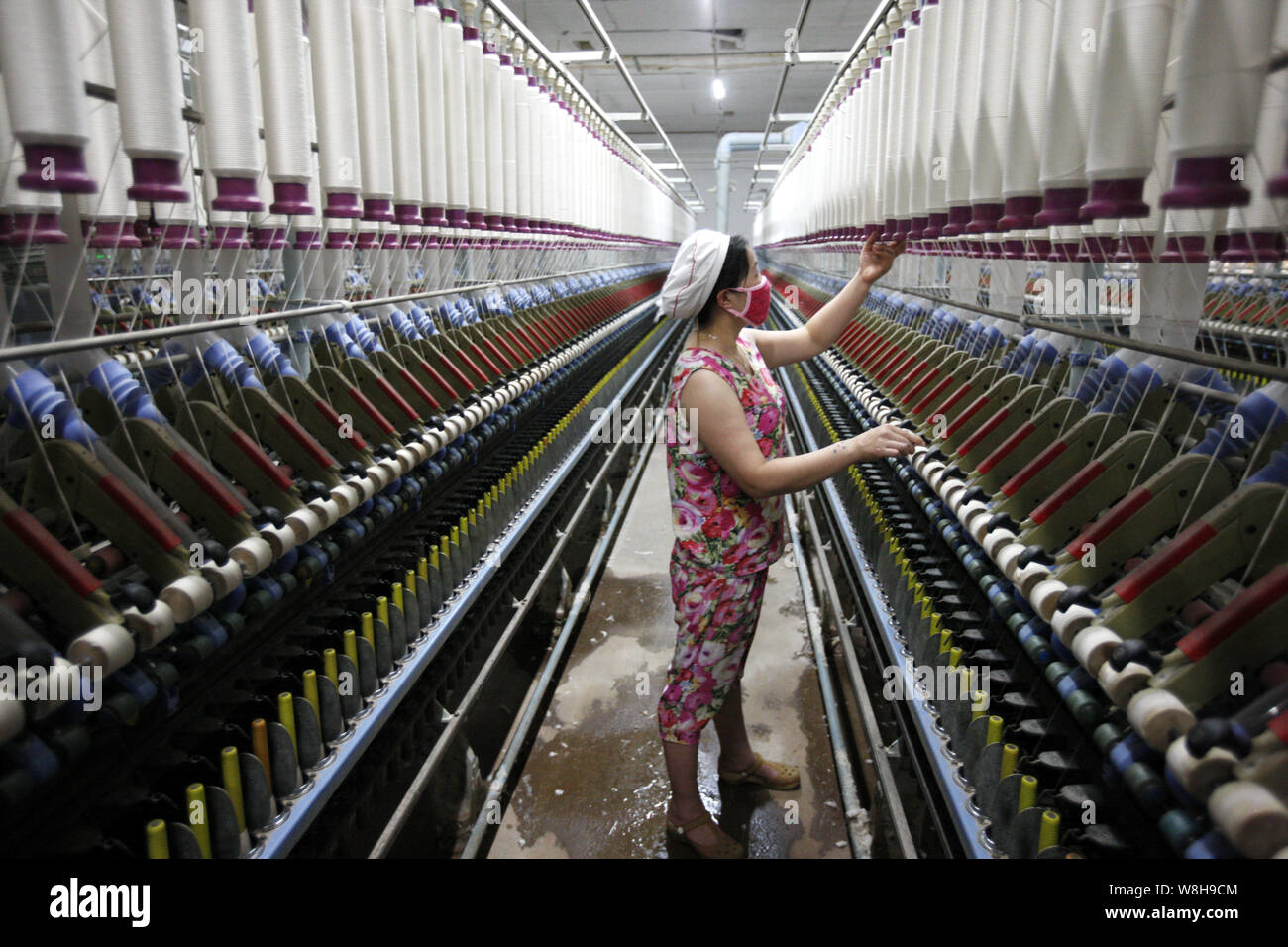 Worker wearing a face mask hi-res stock photography and images - Alamy