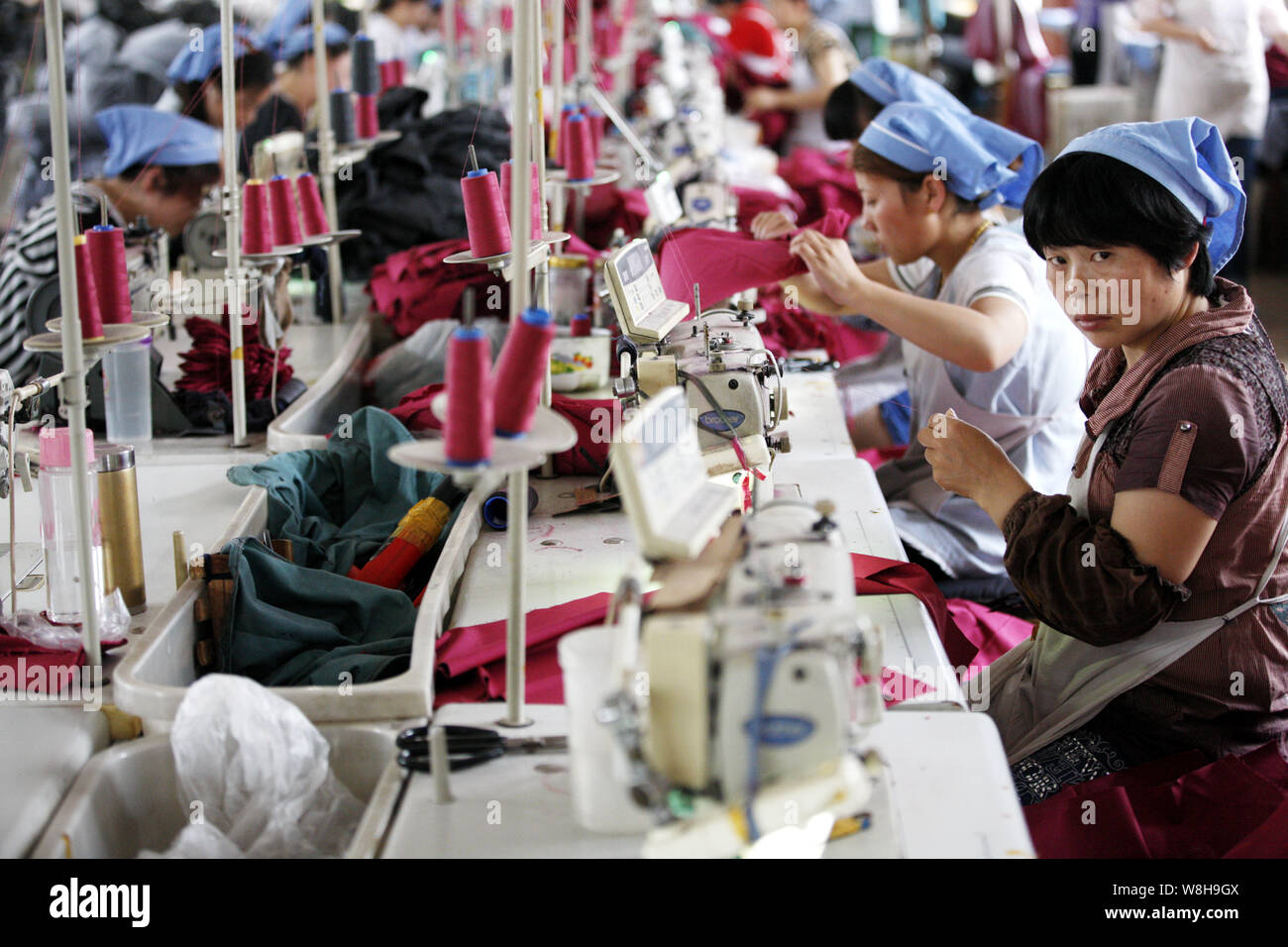 China chinese female factory workers hi-res stock photography and ...