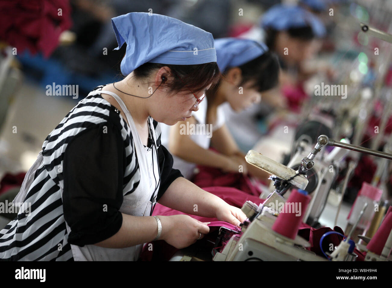China chinese female factory workers hi-res stock photography and ...