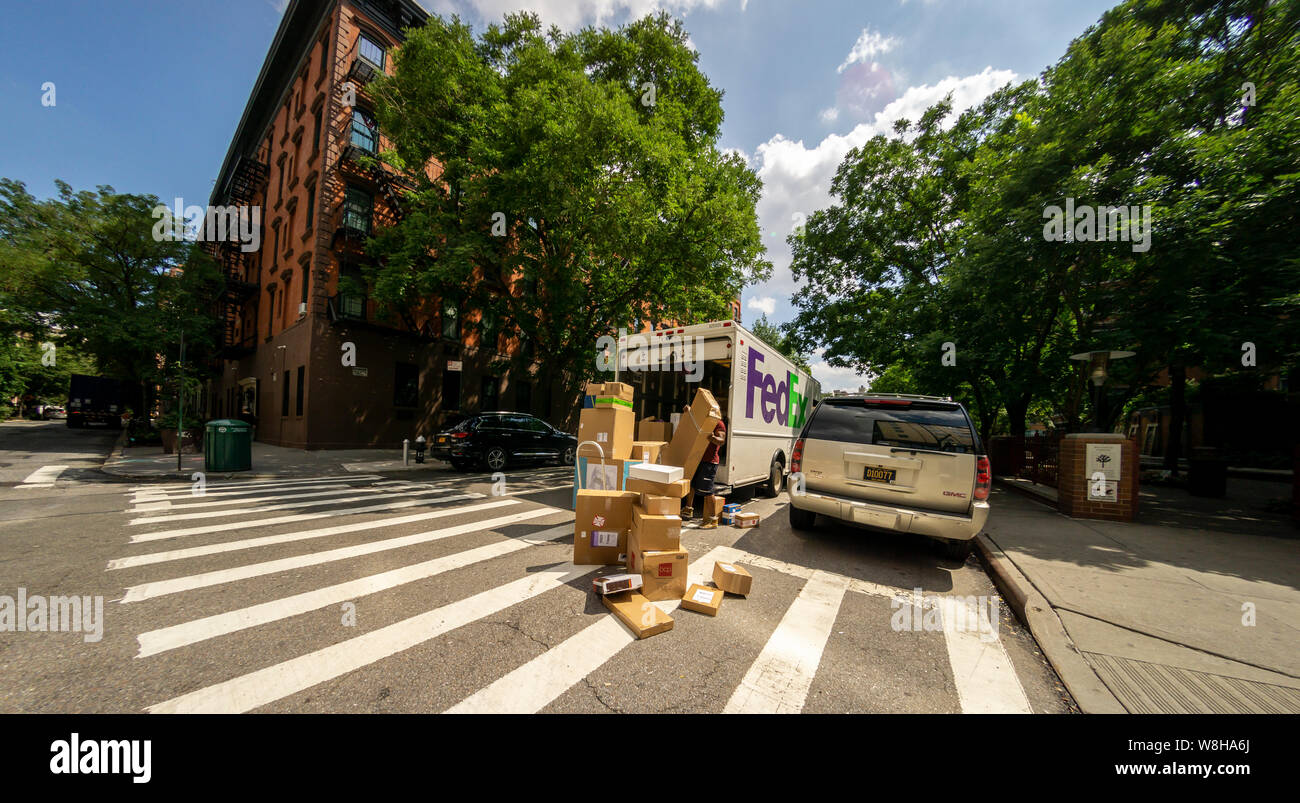 Fedex last mile delivery hi-res stock photography and images - Alamy