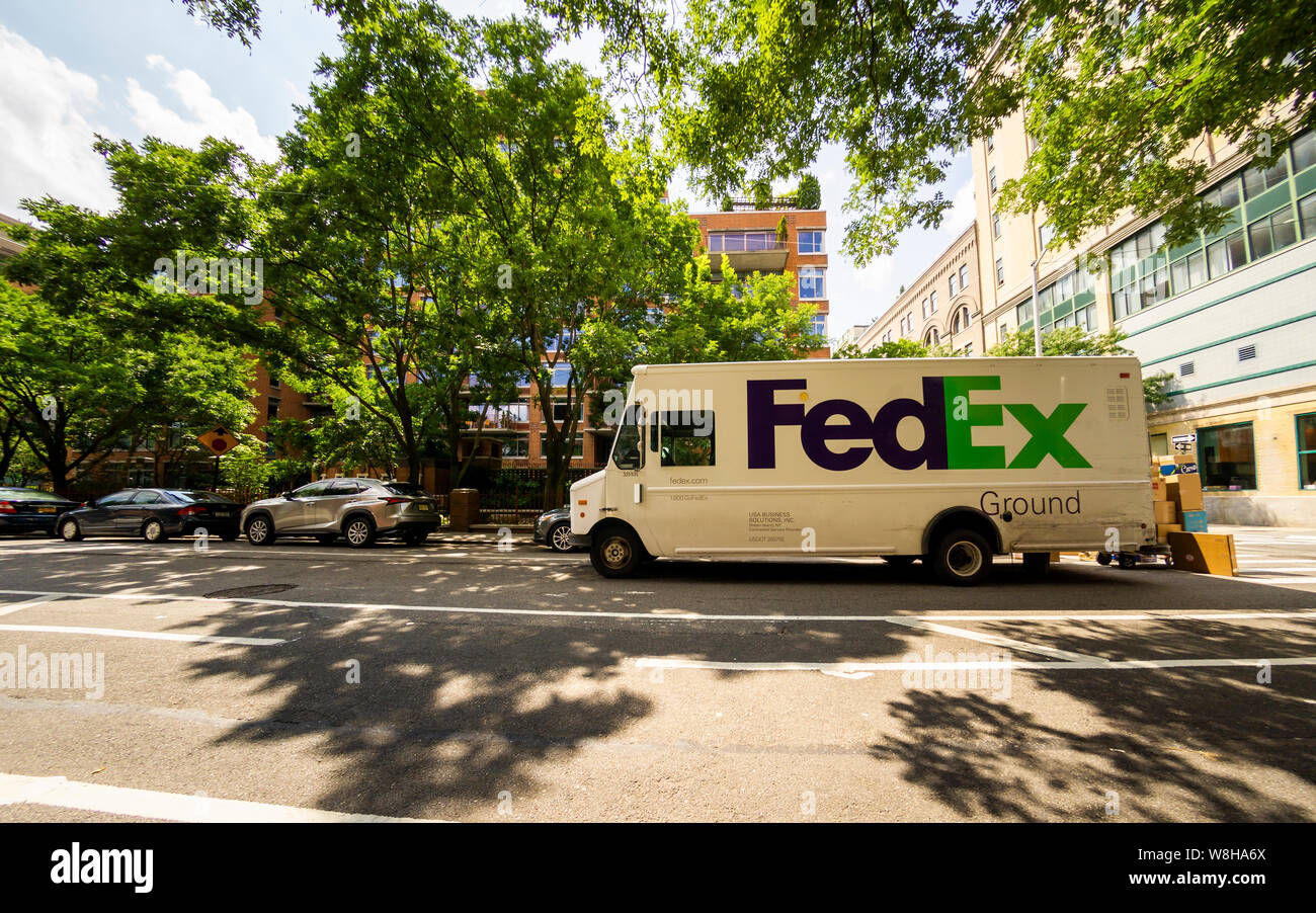 Fedex last mile delivery hi-res stock photography and images - Alamy