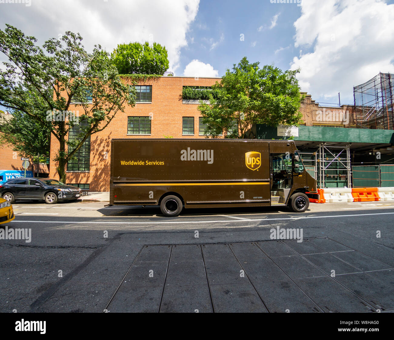 Ups deliver truck hi-res stock photography and images - Alamy