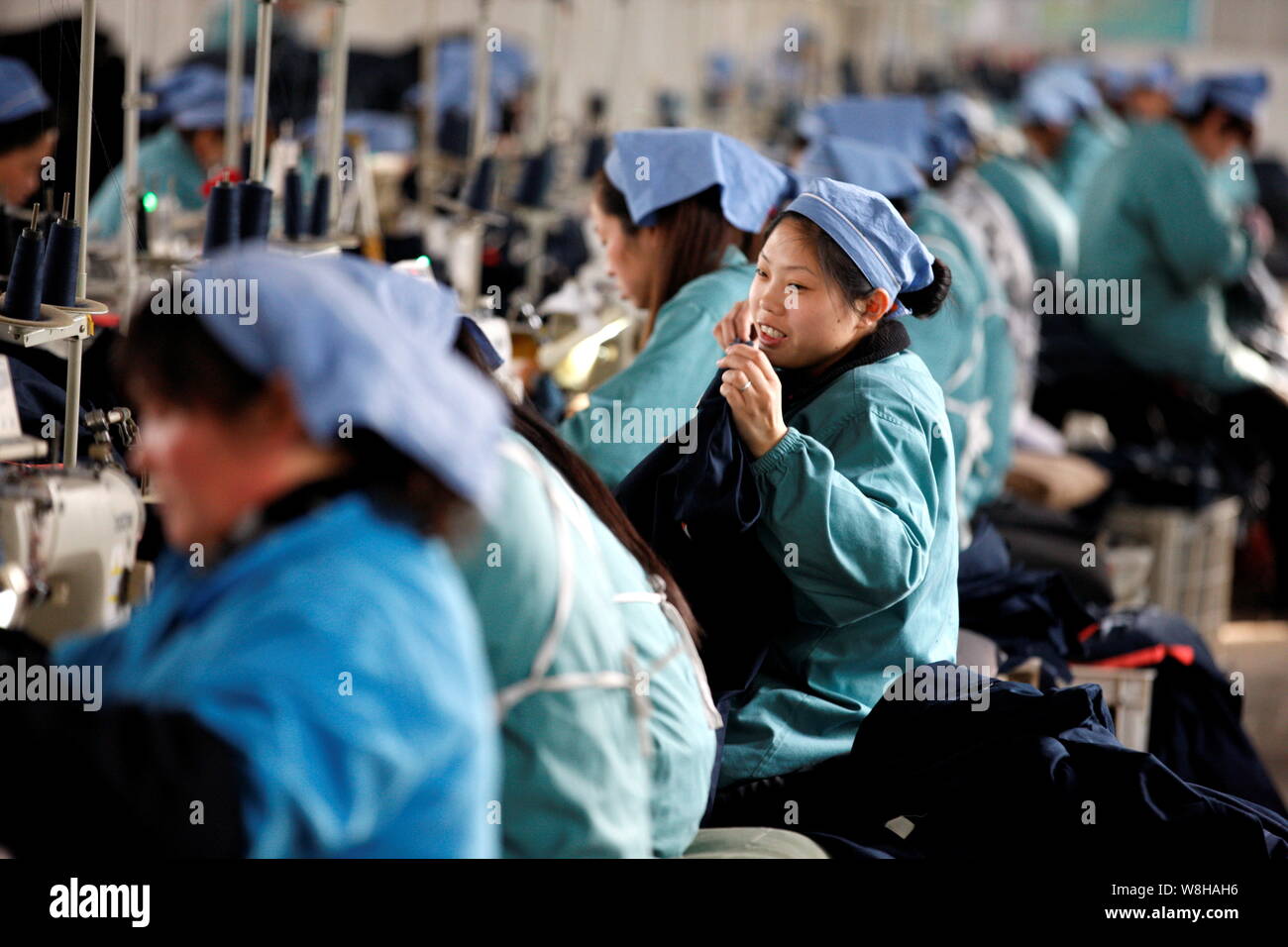 China chinese female factory workers hi-res stock photography and ...
