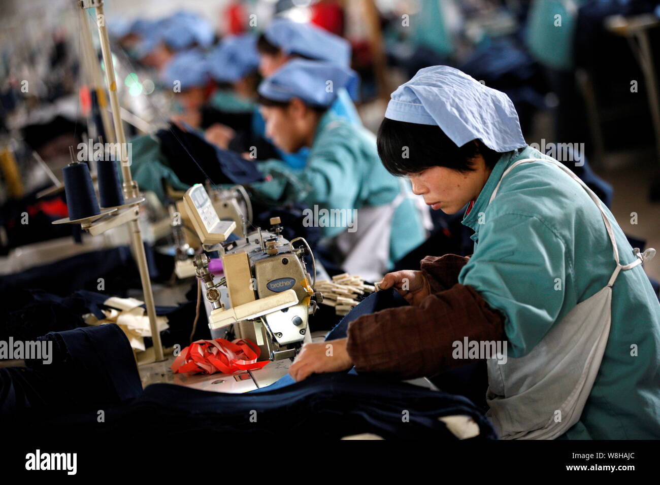 China chinese female factory workers hi-res stock photography and ...