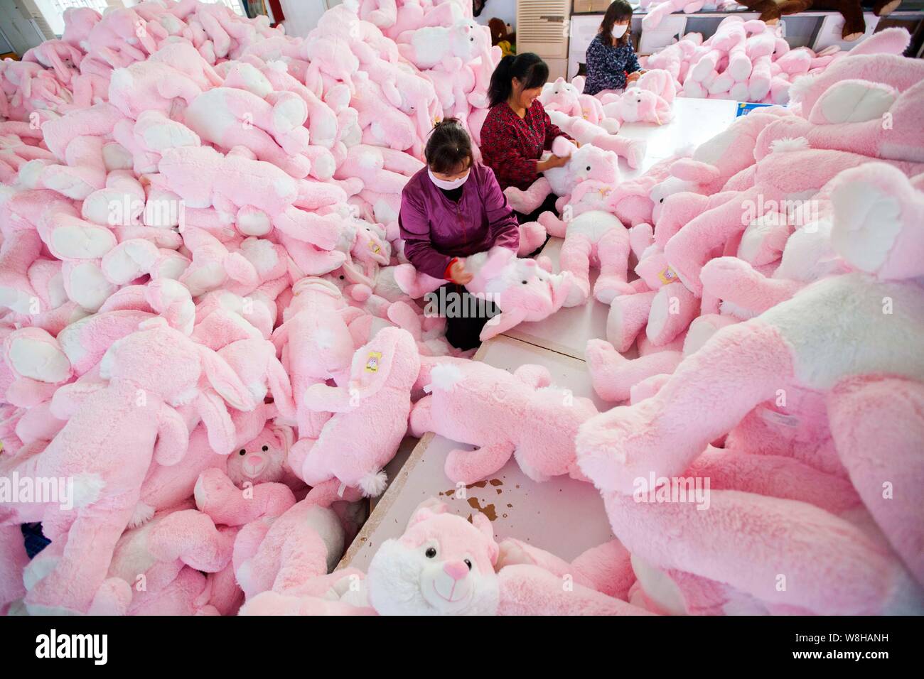 Chinese factory workers, toys hi-res stock photography and images - Alamy