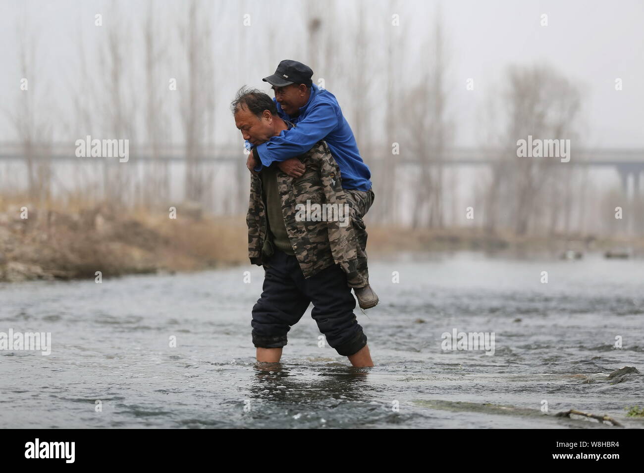 Man carries cross hi-res stock photography and images - Alamy