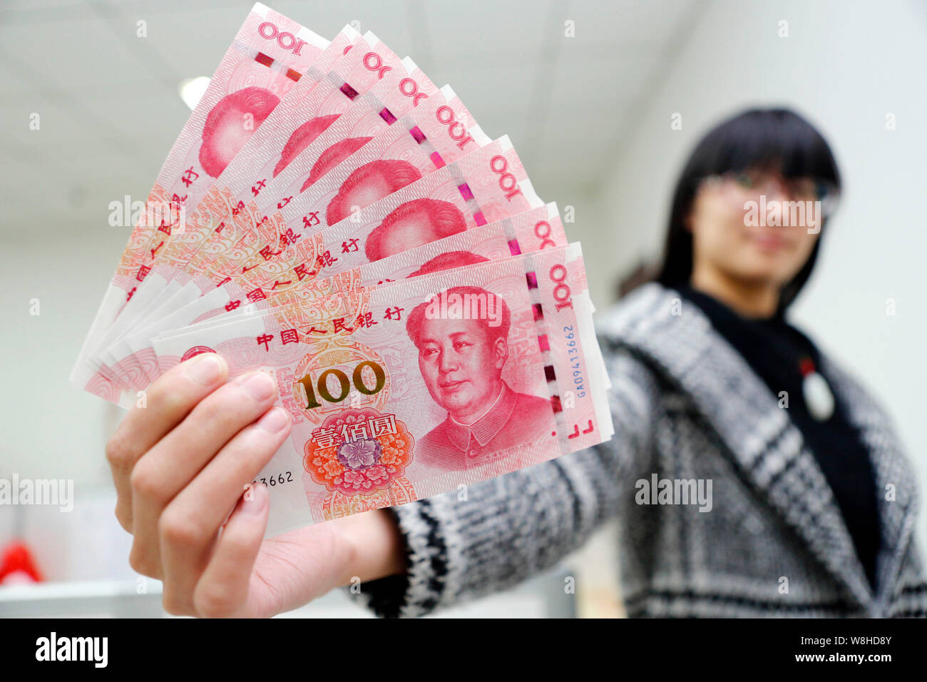 Woman shows new hi-res stock photography and images - Alamy