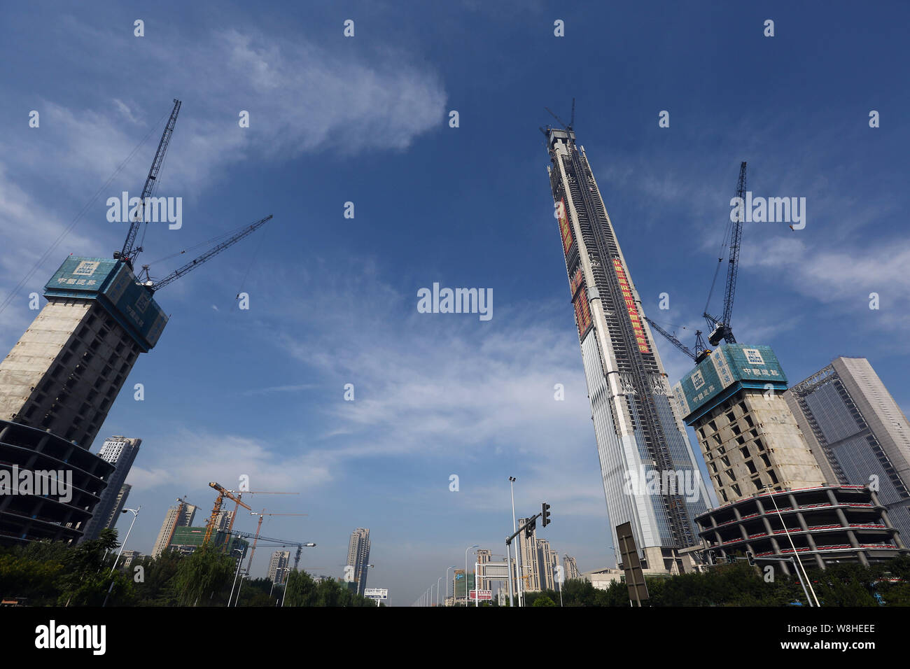 China 117 tower hi-res stock photography and images - Alamy