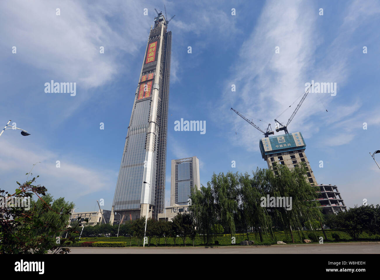 China 117 tower hi-res stock photography and images - Alamy