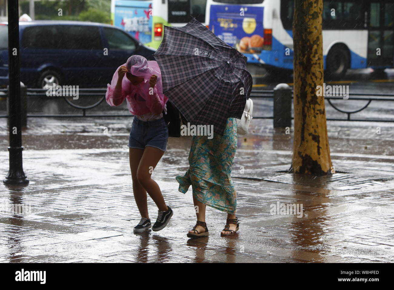 Typhoon chan hom 2015 hi-res stock photography and images - Alamy