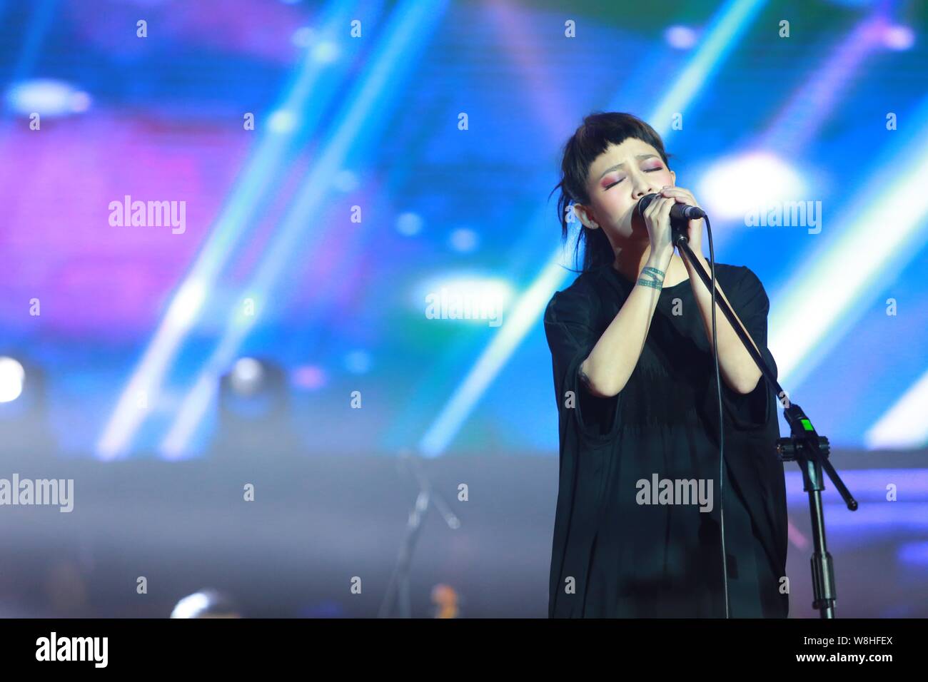 Mavis fan hi-res stock photography and images - Alamy