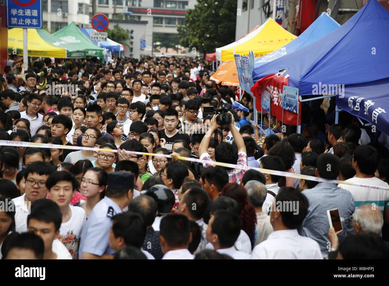 Students taking the chinese gaokao exam hi-res stock photography and ...